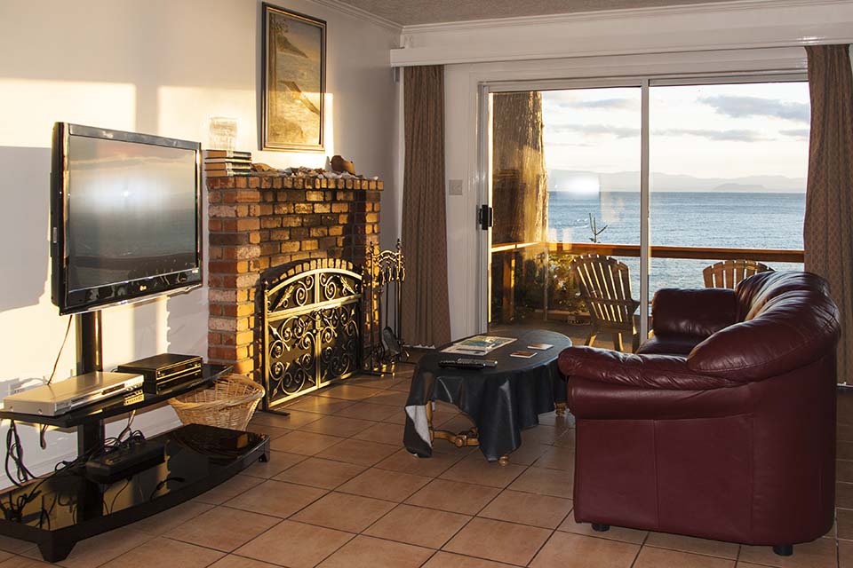 Fossil Bay Resort - Wood Burning Fireplace